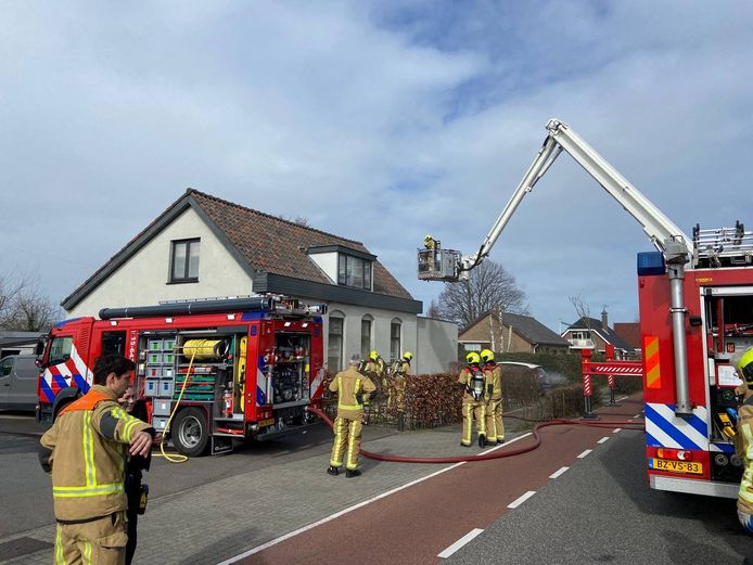 Bewoner ontdekt bij thuiskomst brand in spouwmuur, brandweer schaalt op ...