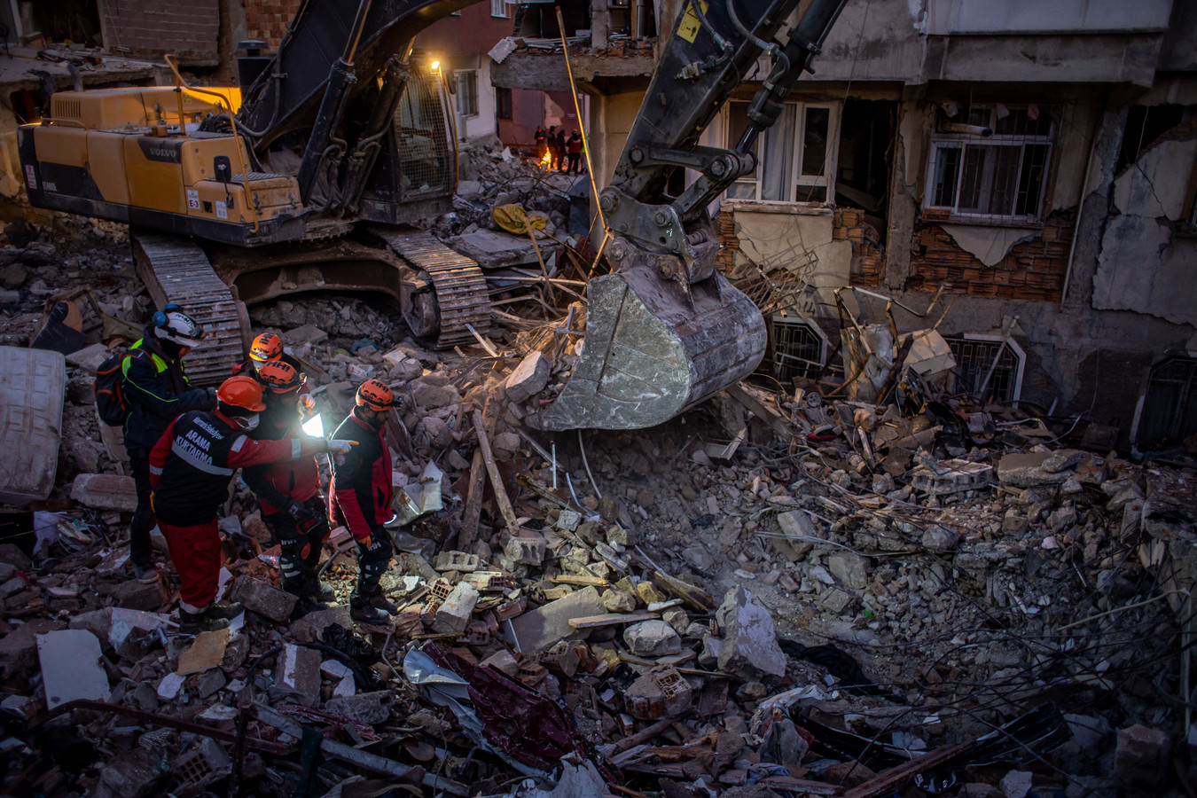 Nederlandse honden vinden na 300 uur nog enkele overlevenden onder puin ...