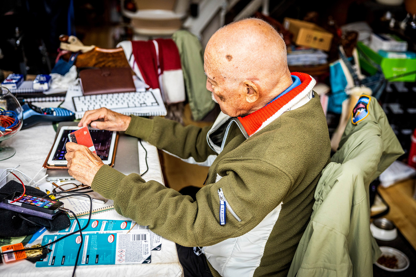 Jan-Willem (86) gaf al zijn bankpassen mee aan oplichters: ‘Je hoeft er ...