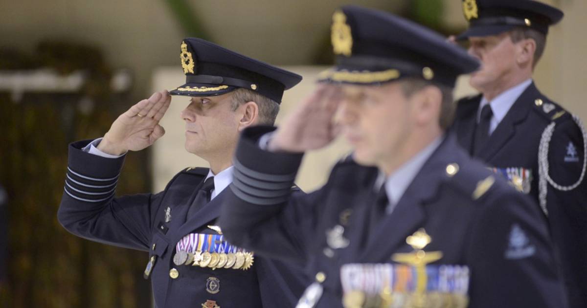 André Steur neemt commando vliegbasis Volkel over van Peter Tankink ...