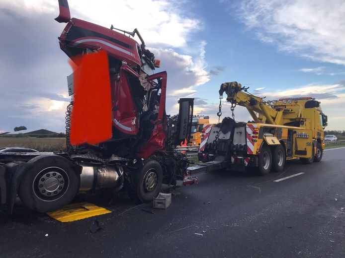 Drie lichtgewonden bij ongeval met vrachtwagens en auto op A4 bij ...