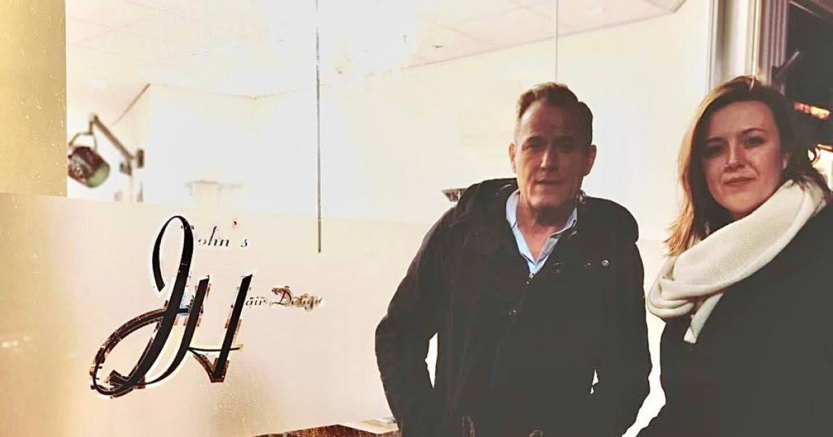 Kapper John (60) verbouwt ondanks moeilijke tijden tóch zijn zaak: ‘Het ...