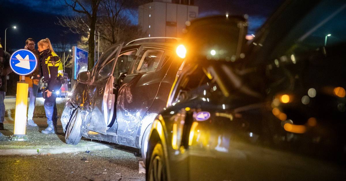 Op deze kruising was het twee keer raak op één dag: auto's botsen op Blaloweg in Zwolle | Zwolle ...