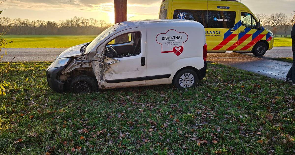 Auto komt op verkeerde weghelft terecht en botst op bestelbus in Winterswijk: één gewonde ...