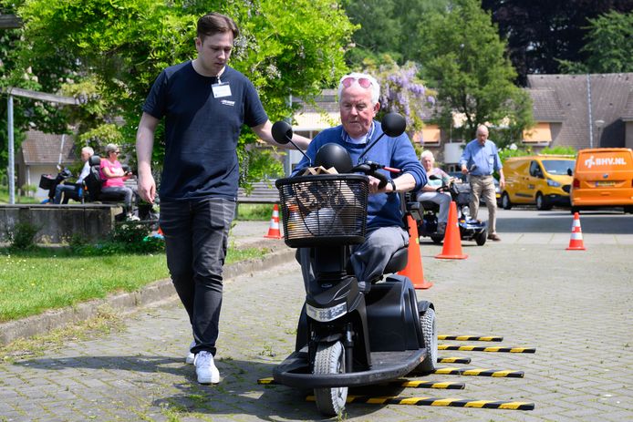 Lesje op de scootmobiel in Borne: Ineens remmen? Doe je handen omhoog! | Borne | AD.nl