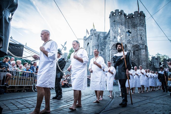 ‘Stroppendragers’ trekken voor 50ste keer blootvoets door Gent, maar ...