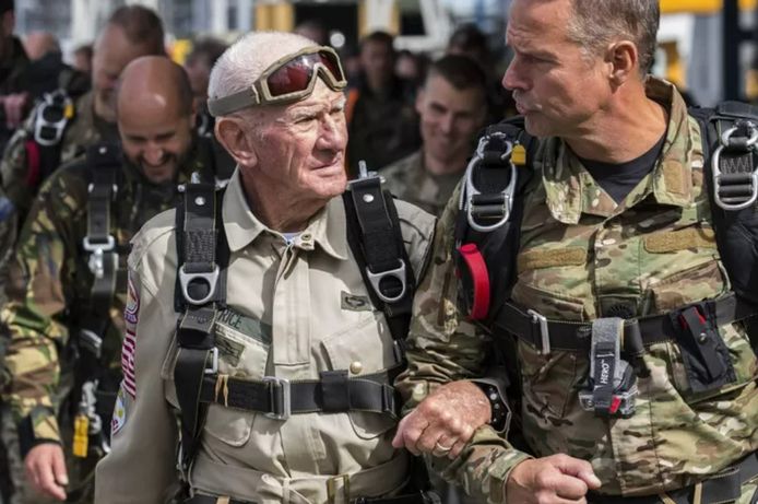 Amerikaanse veteraan Tom Rice overleden, sprong in 1944 boven Nederland ...
