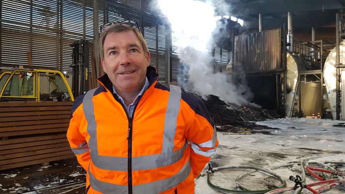 Brandweer 8 uur bezig met blussen van zware ovenbrand bij houtbedrijf ...