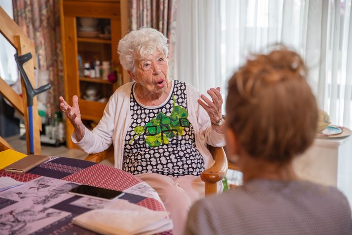 Actrice Alice Toen blaast 100 kaarsjes uit: “Ik heb een tijd en een ...