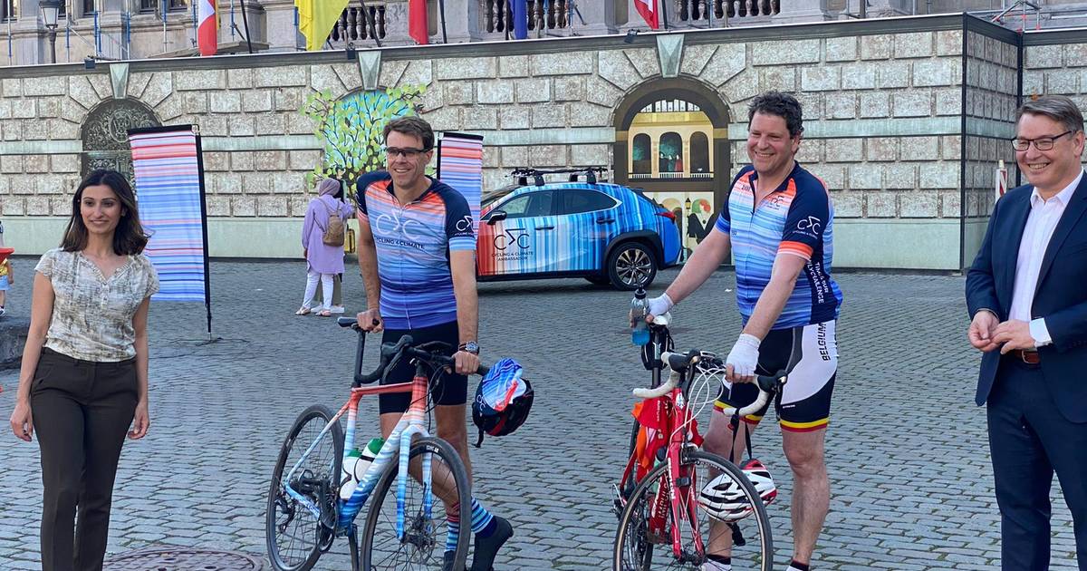 Schepen Tom Meeuws fietst voor het klimaat | Antwerpen | hln.be