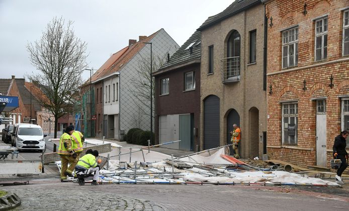 Stellingen begeven onder gebeuk van stormwind in centrum van Moorslede ...