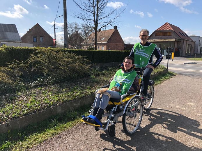 Peter fietst met volledig verlamde Greet 100 kilometer voor Broederlijk ...