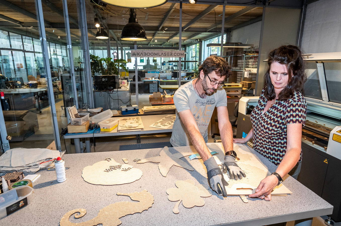 Houten puzzels van Geldrops stel veroveren Nederland: ‘Je ruikt het ...