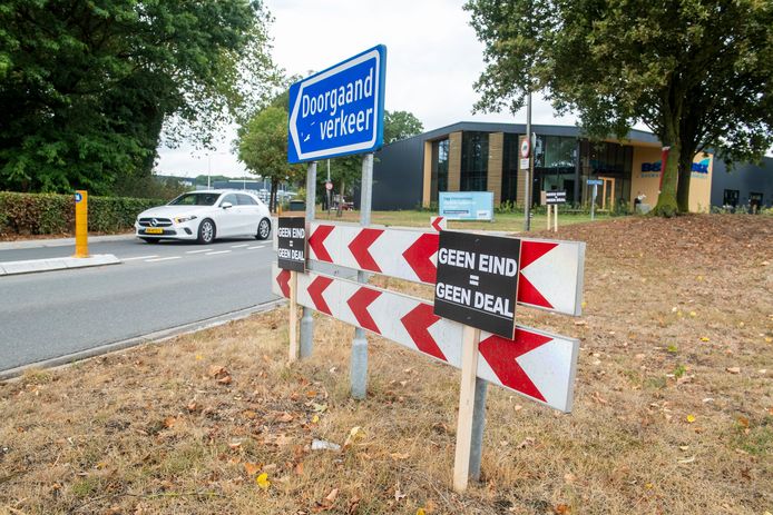 Protestborden tegen azc-deal steken in Albergen omgekeerde vlaggen naar ...