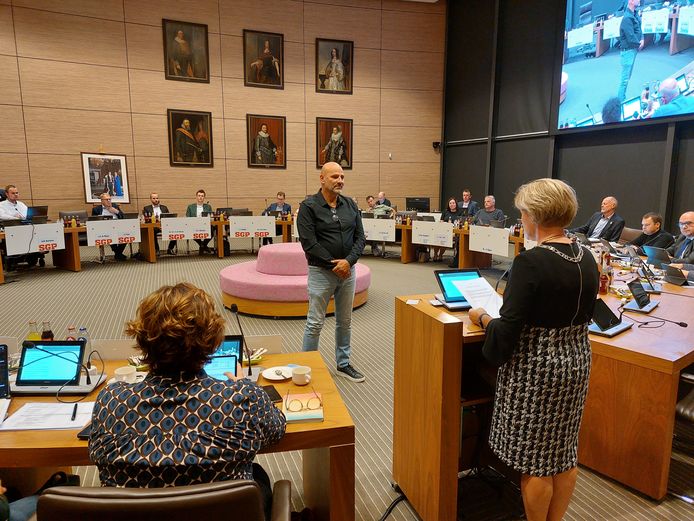 Politieman John van der Linde begint als raadslid in Tholen | Tholen ...