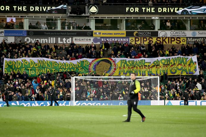 Norwich brengt eerbetoon aan eerste Engelse voetballer die uit de kast ...