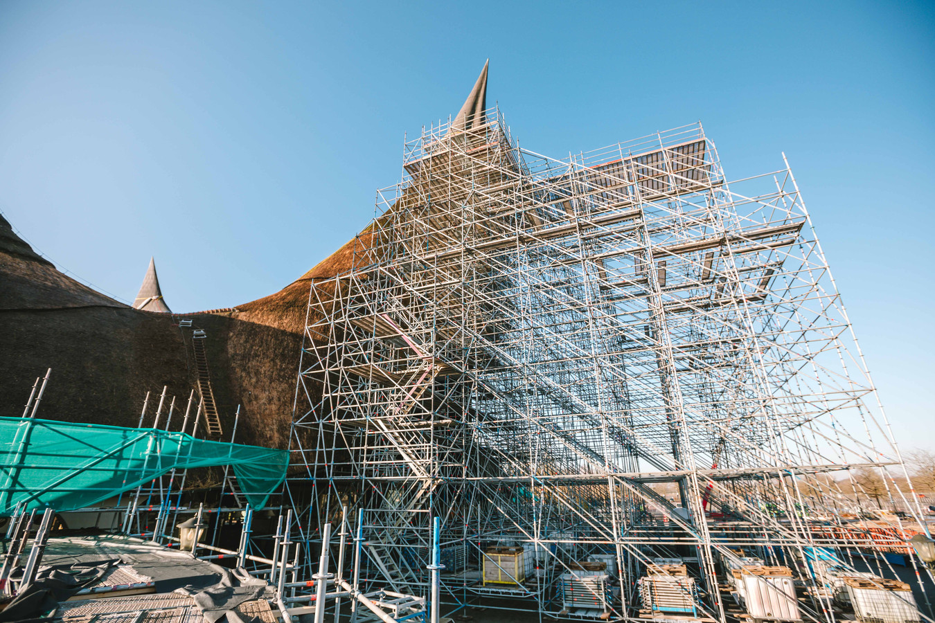 Rietdekkers uit Elshout herstellen dak van ingang Efteling: 'We hebben ...