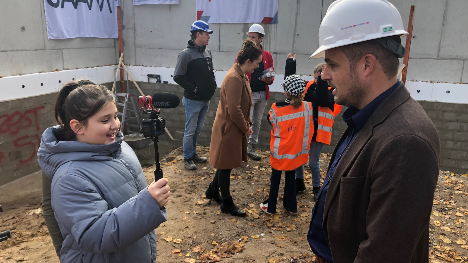 Kinderen metselen mee aan de ‘mooiste school van Uden’ | Foto | bd.nl