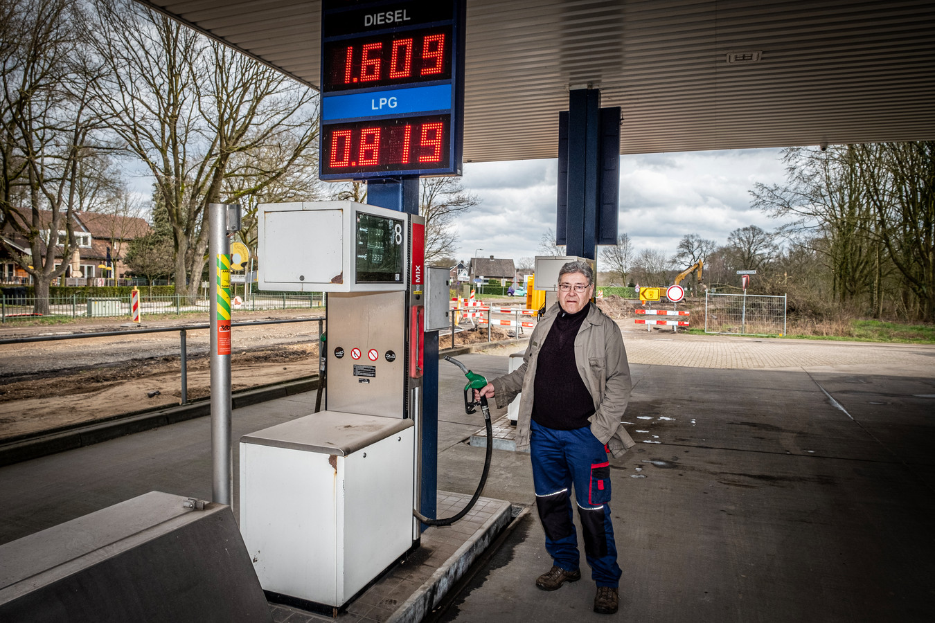 Theo is ‘doodziek’ nu geen auto meer langs zijn pomp rijdt: ‘Klanten ...