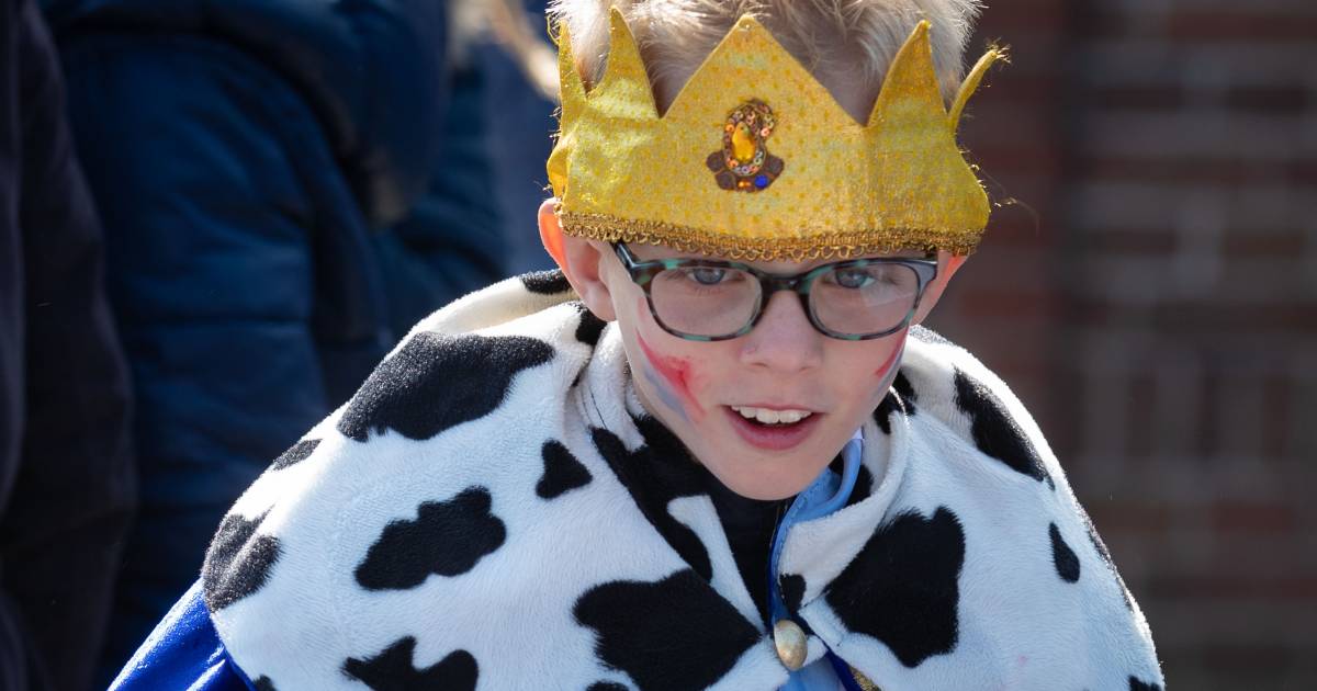 Bram (8) sjoelt als een koning tijdens spelen in IJsselmuiden | Kampen ...