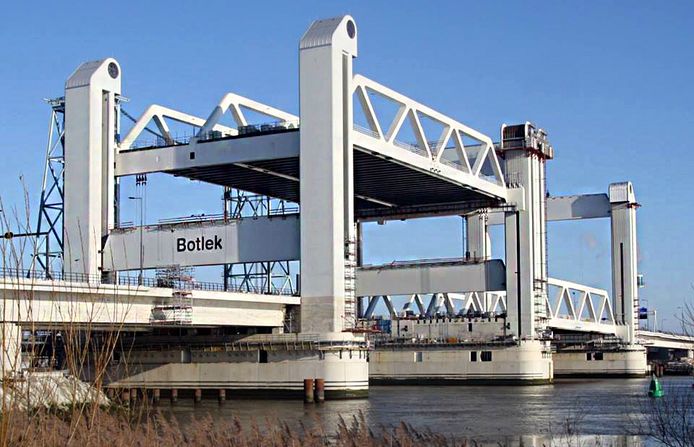 Honderdste storing op Botlekbrug | Binnenland | AD.nl