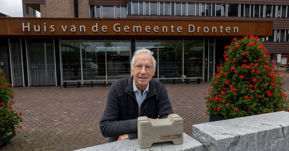 Piet (81) neemt blok beton mee naar gemeentehuis: ‘Hopelijk kan dit ze ...