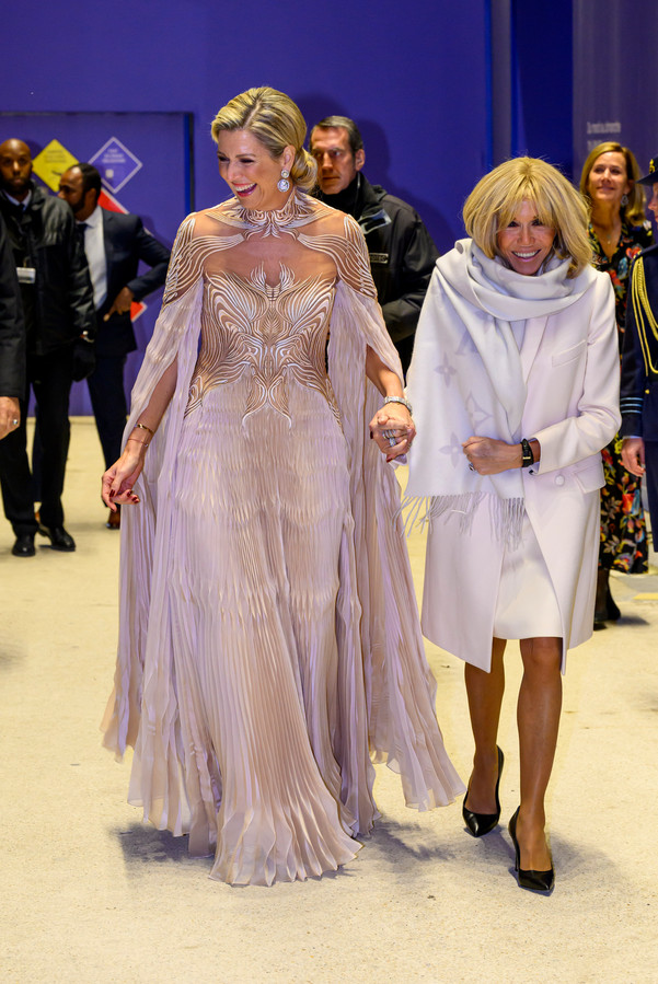 Margrethe met broche in de vorm van een margriet van zeker 5 centimeter ...