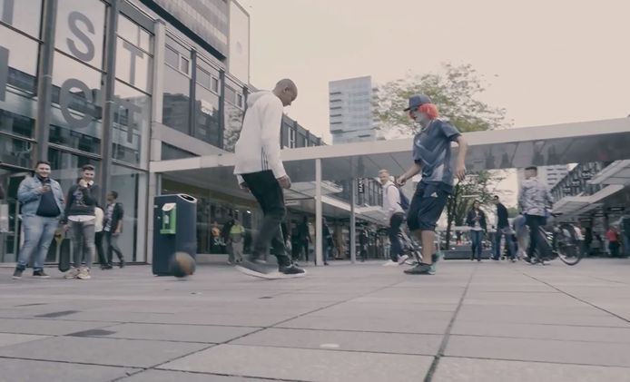 Straatvoetballer Nasser el Jackson verkleedt zich als 'killerclown ...