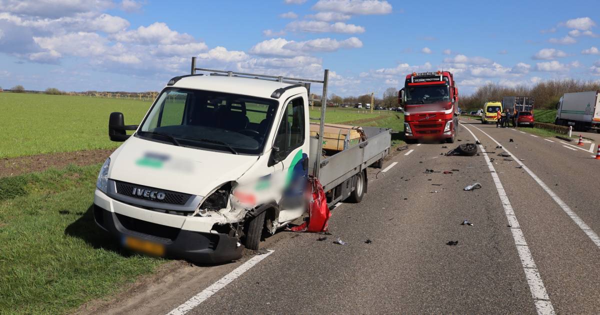 Auto rijdt verkeerde weghelft van Rondweg op in Volkel en botst op busje | Brabant | ed.nl