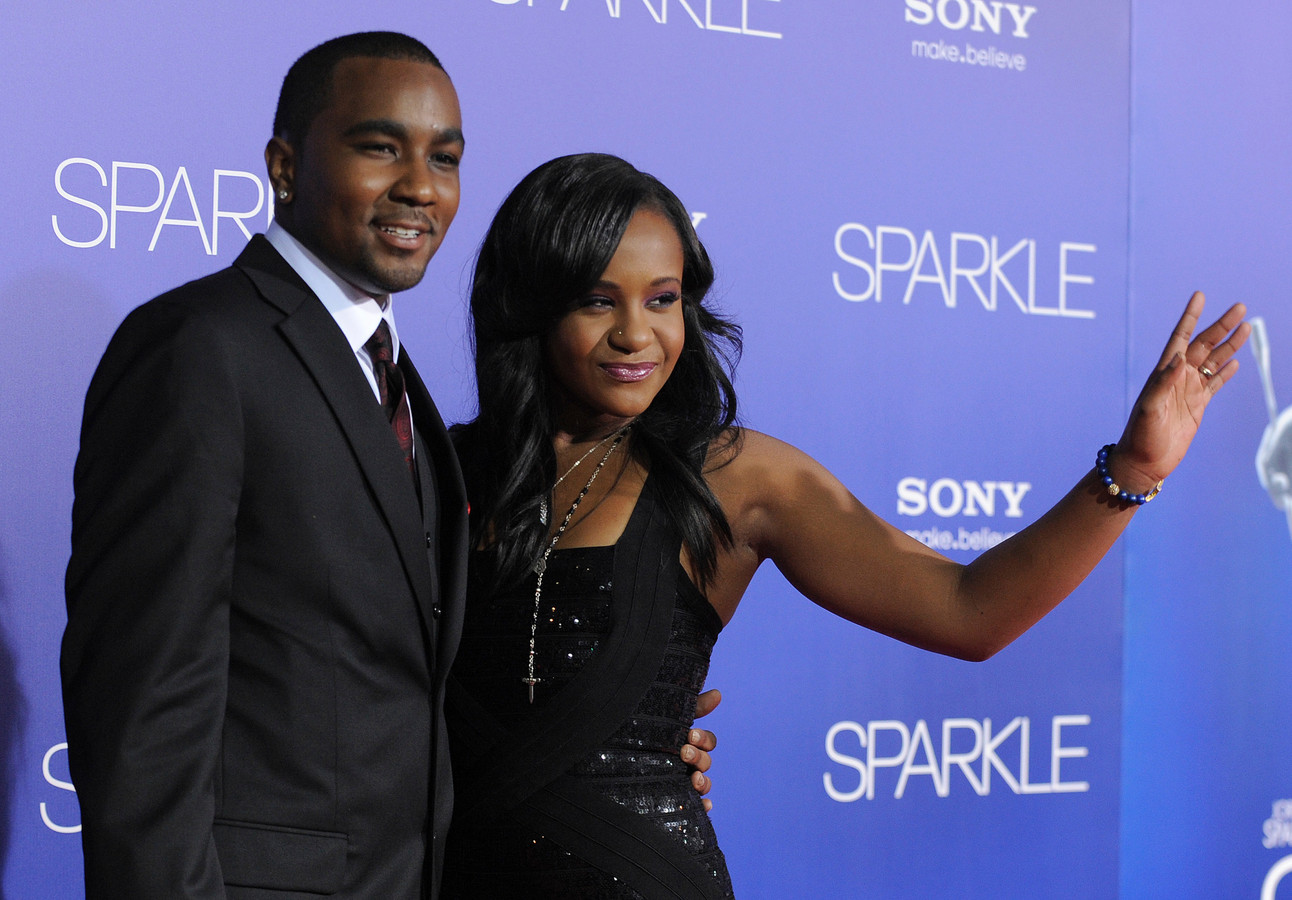 Nick Gordon, die als 12-jarige bij Whitney Houston introk, overleed ...