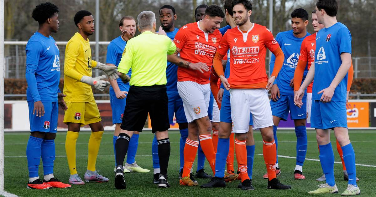 Veldspeler op doel na gebroken pink en twee rode kaarten in de rust ...