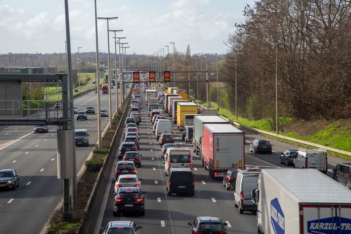 Half uur file op E40 richting Brussel vanaf Gent: rijstrook versperd ... Half uur file op E40 richting Brussel vanaf Gent: rijstrook versperd ...