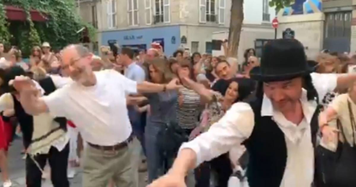 La danse de “Rabbi Jacob” reprise par 200 personnes en plein Paris ...