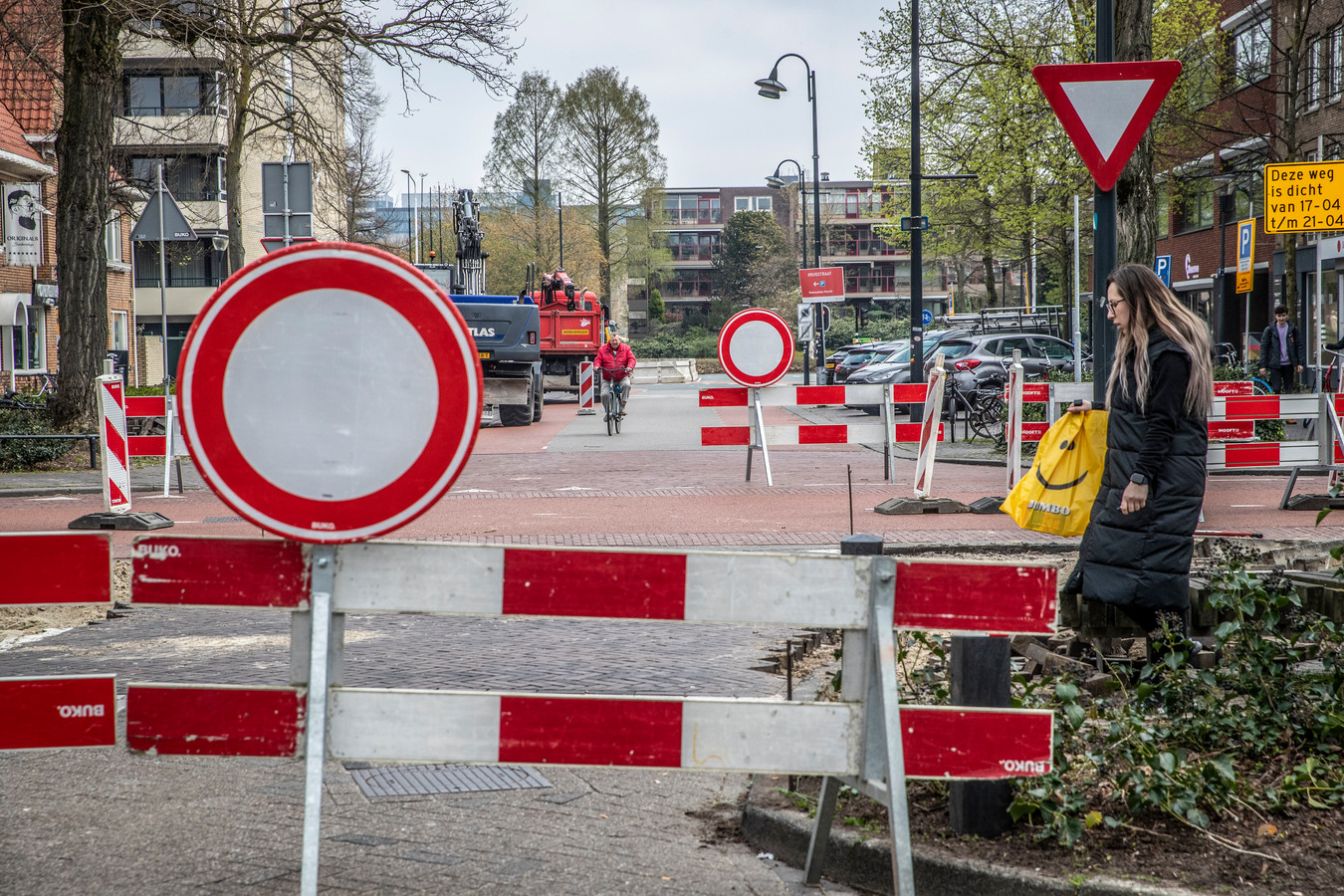 Wéér een nieuwe poging om verkeer rond Eindhoven­se Kruis­straat te sturen: 'Het leek wel een ...
