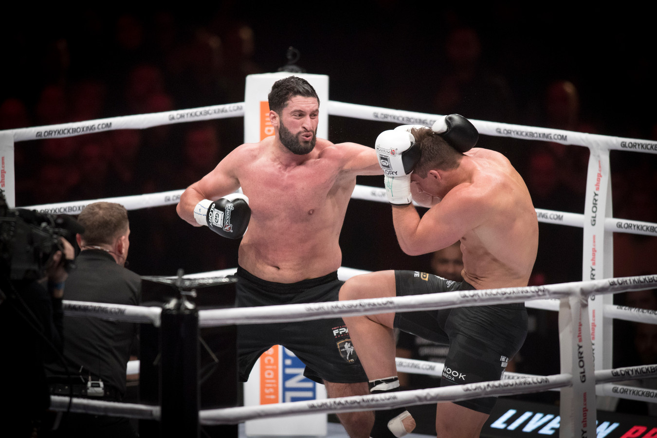 Kickbokser Ben Saddik tekent meerjarig contract bij Glory | Foto | AD.nl