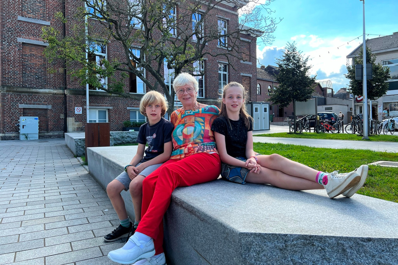 Omi Leen (71) volgt kleinkinderen Laura (10) en Manuel (8) naar ...