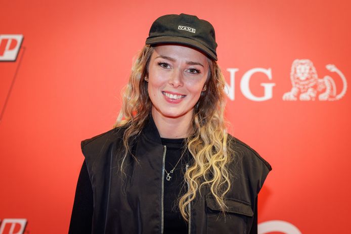 Zangeres Sera zet haatreacties om in grote hit en start met eerste tour ...