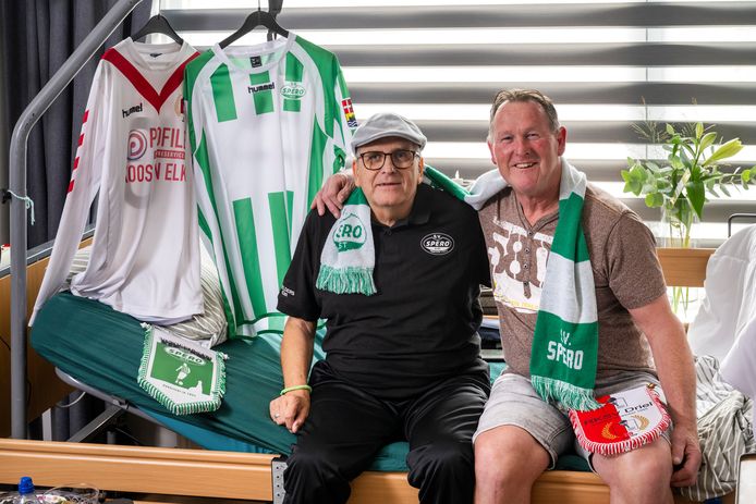 Stef (72) is te ziek om naar het voetbal te komen kijken en dus bedacht ...