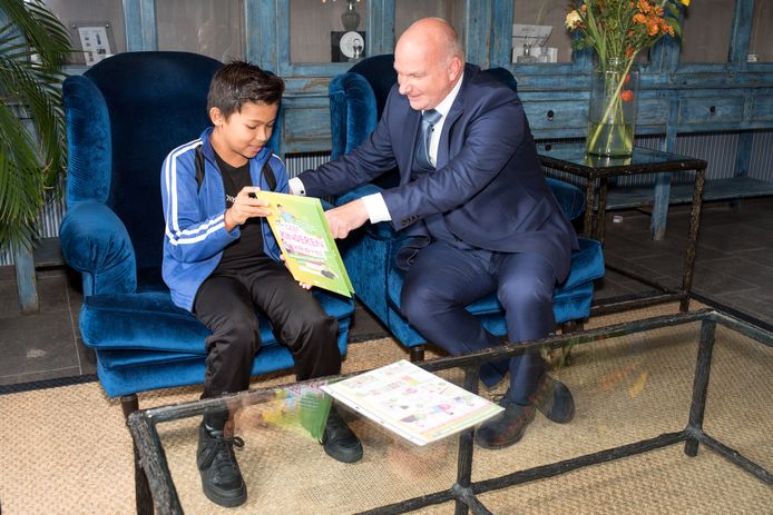 Vliegende start voor Calvin uit Renesse bij verkoop kinderpostzegels ...