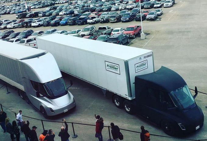 Tesla's elektrische vrachtwagen maakt eerste commerciële rit | Foto ...