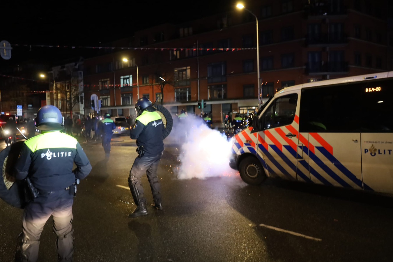 Tien personen opgepakt bij feest in Schilderswijk, politie bekogeld met ... Tien personen opgepakt bij feest in Schilderswijk, politie bekogeld met ...