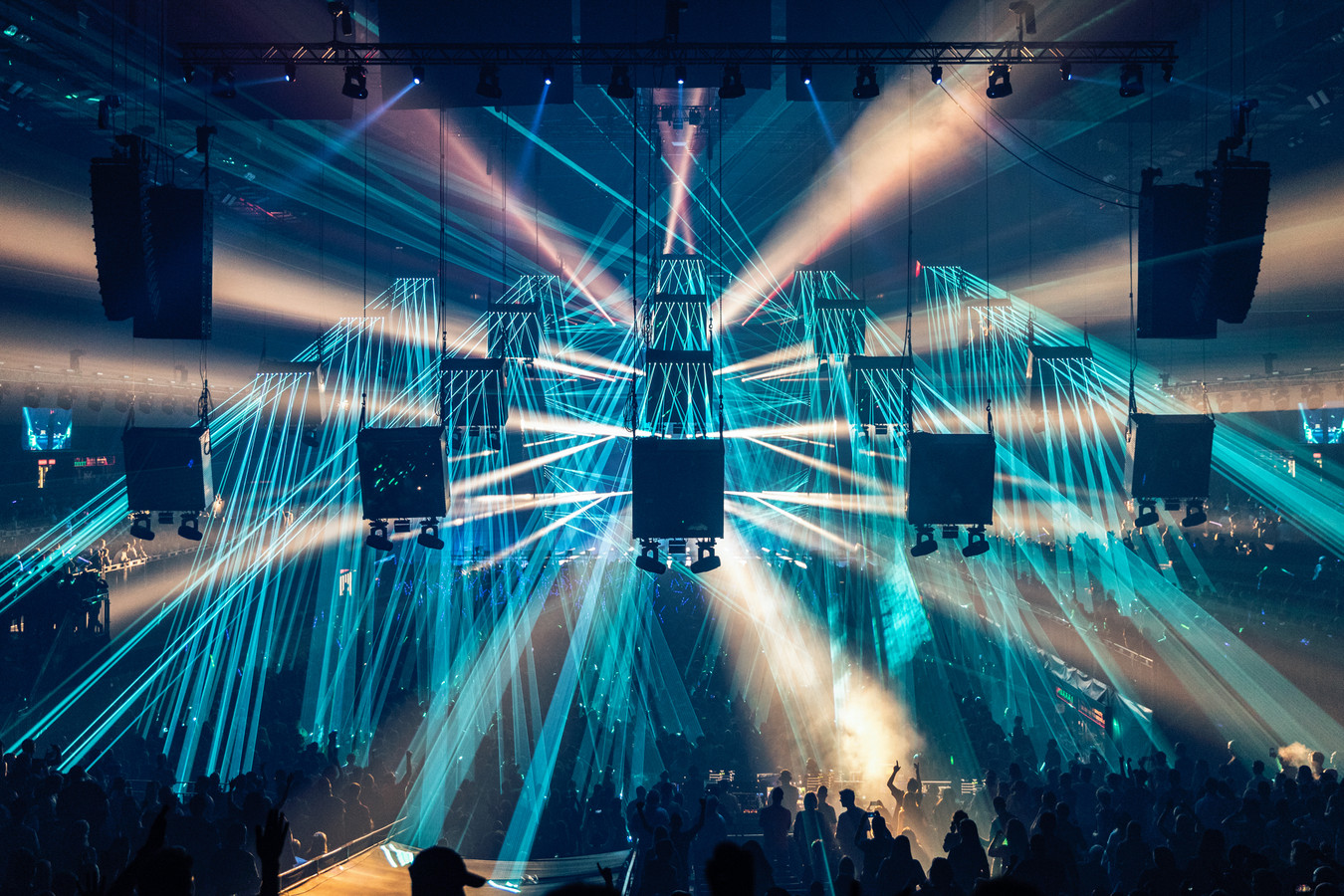 IN BEELD. Honderden lasers op nieuw Zillion-feest in uitverkocht ...