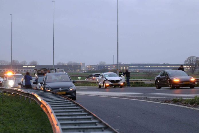 Vijf automobilisten nemen afslag op A59 bij Waalwijk en botsen achterop elkaar | Waalwijk ...