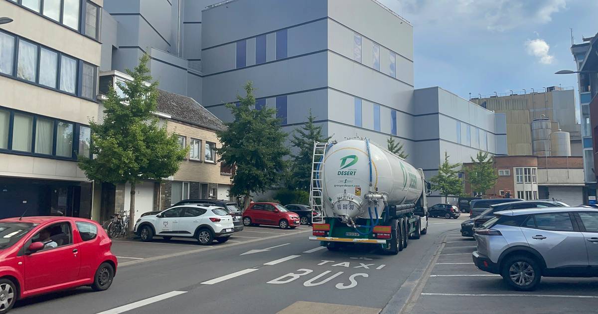 Geen zin in de file: vrachtwagen rijdt over fiets- en busstrook om te ...