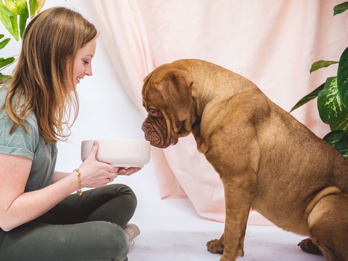 Madice (30) ontwerpt bowls zonder plastic in, nadat hond sterft aan ...