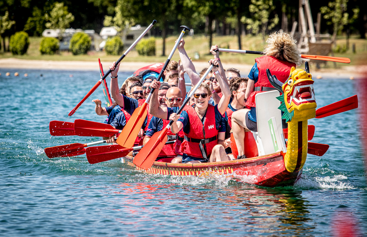 Drakenbootraces in Eersel: racen in een kleurrijke boot met een ...