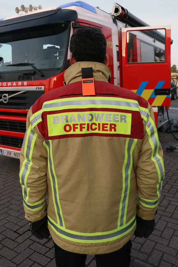 Pak brandweerman bij de kraag | Foto | hln.be