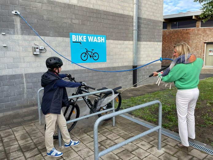Modder afspuiten van de fiets kan voortaan bij de bike wash in ...