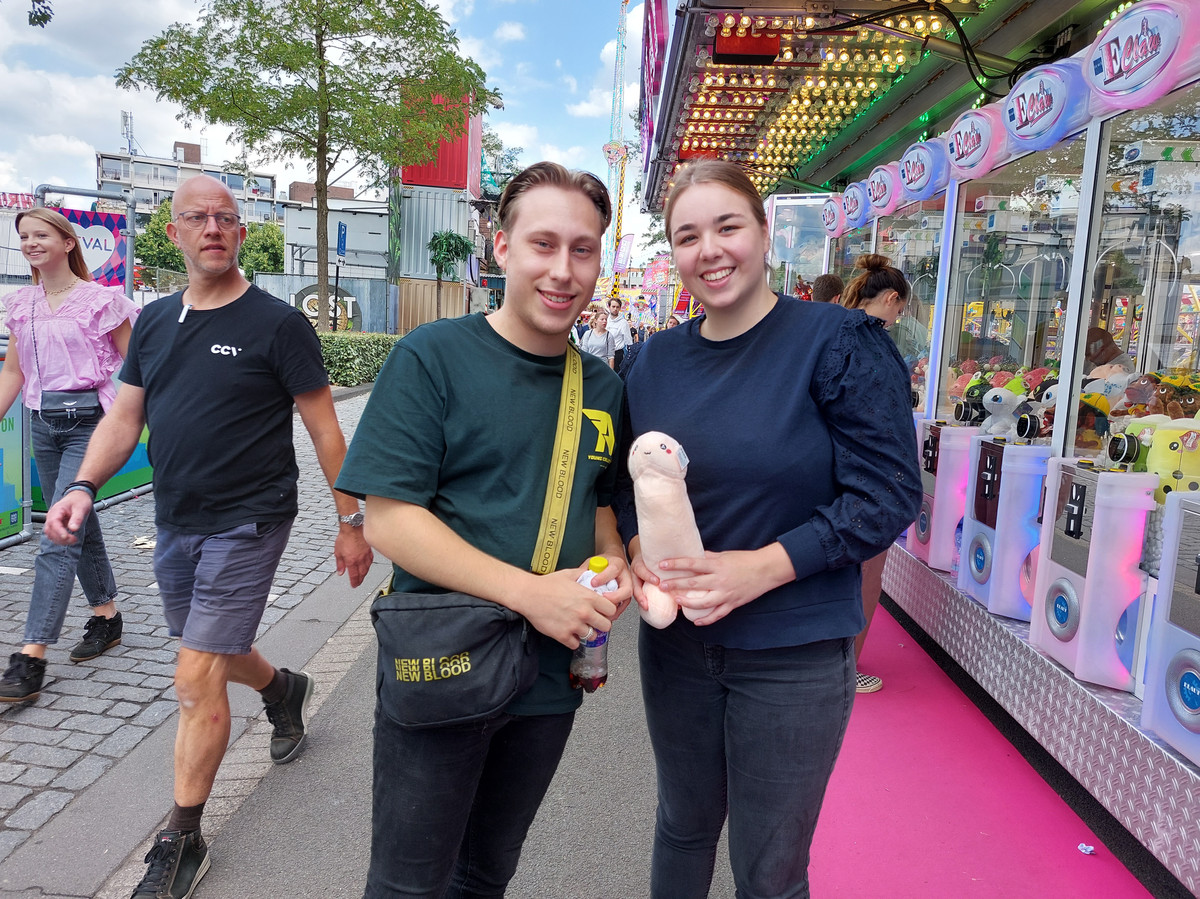 Piemelknuf­fel is de absolute hoofdprijs op kermis Tilburg: 'Ze gaan er ...