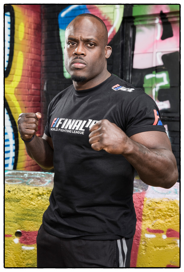 MMA-vechter Melvin Manhoef rijdt inbrekers klem en slaat autoraam kapot ...